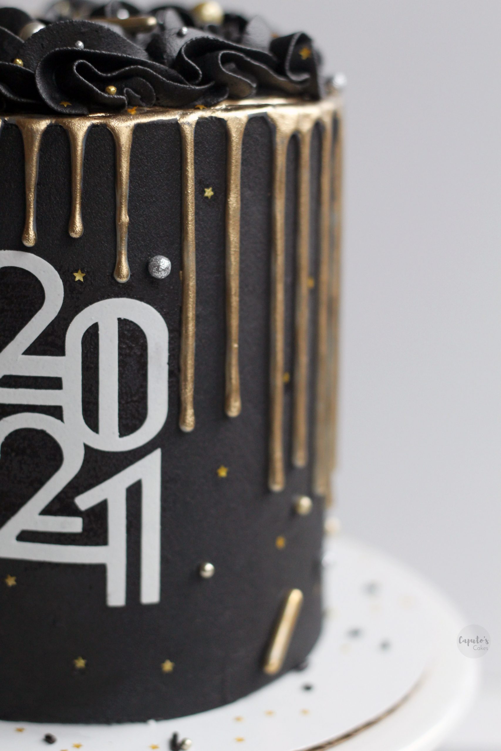 How To Make a Stunning Gold Drip - Caputo's Cakes